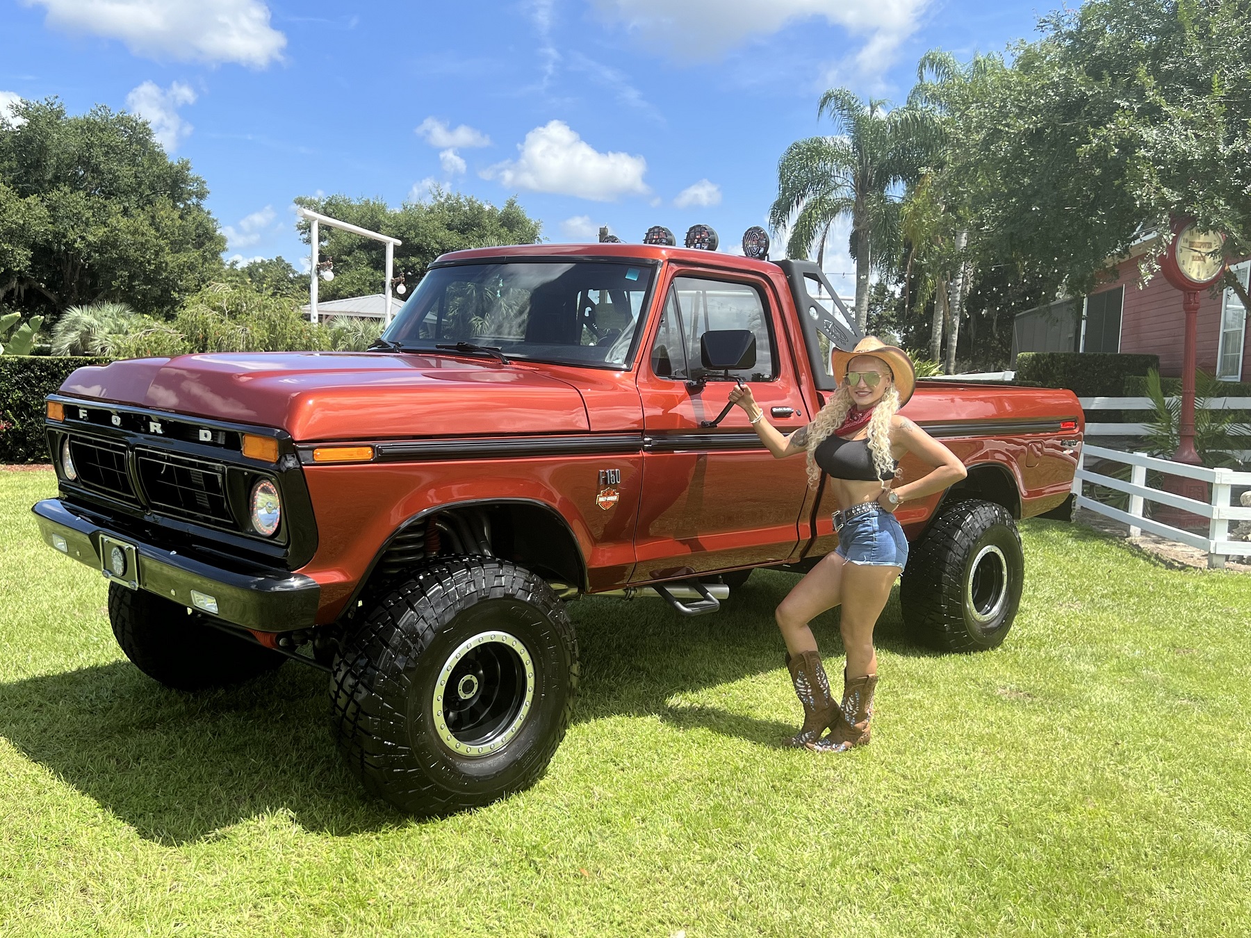 1976 Ford Custom 4X4 Frame Off - Macs Movie Cars